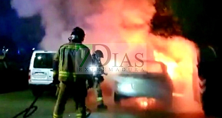 Un nuevo vehículo arde en las calles de Badajoz - Extremadura7dias.com ... Un nuevo vehículo arde en las calles de Badajoz - Extremadura7dias.com ...